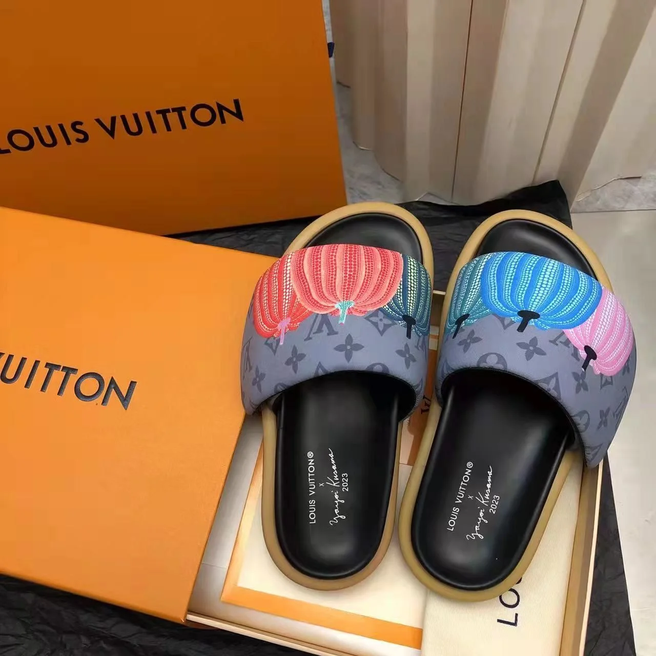 Bargain Louis Vuitton Slippers
