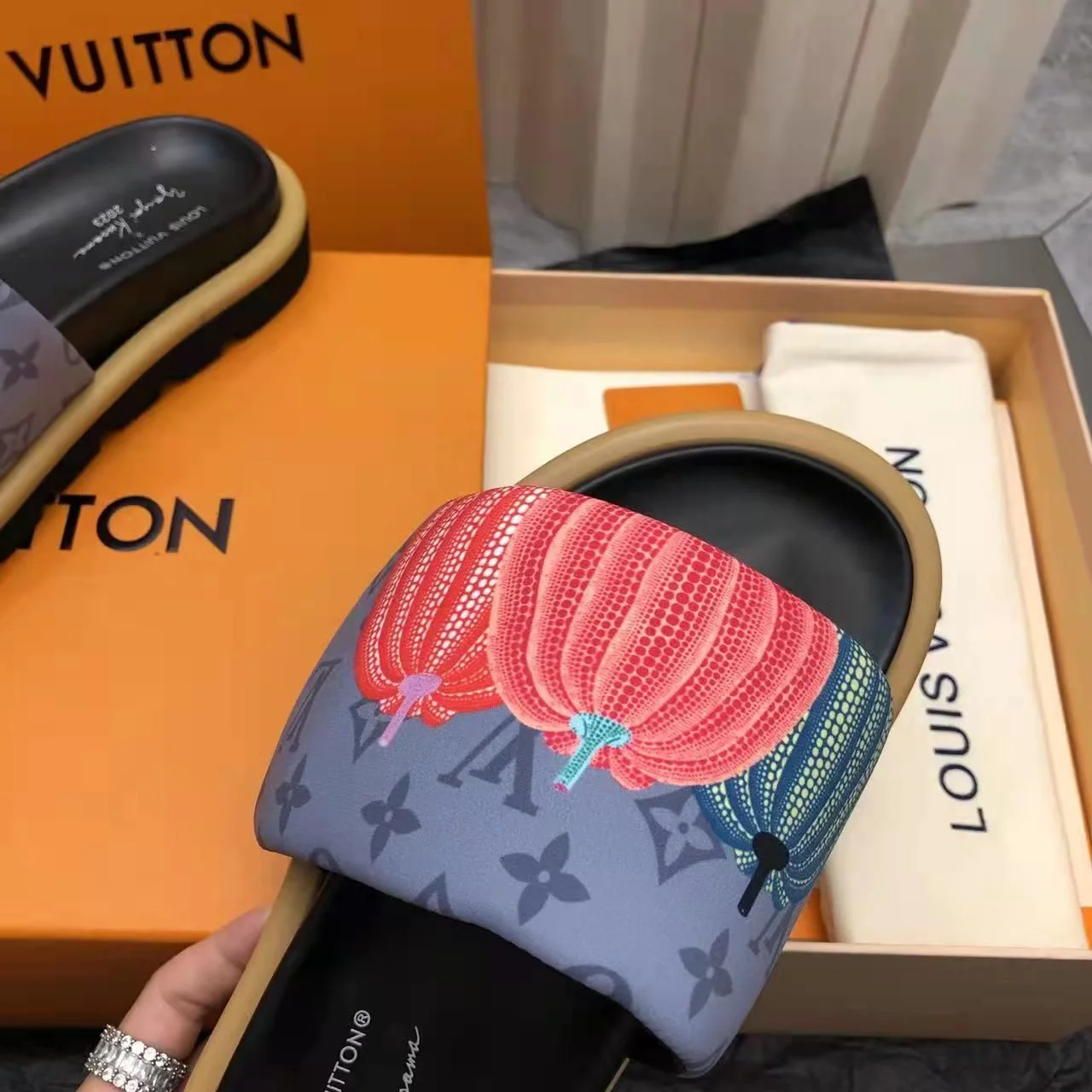 Bargain Louis Vuitton Slippers