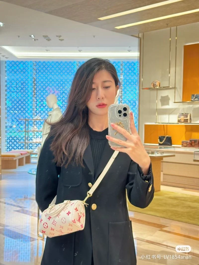 Indistinguishable Louis Vuitton Speedy Bags