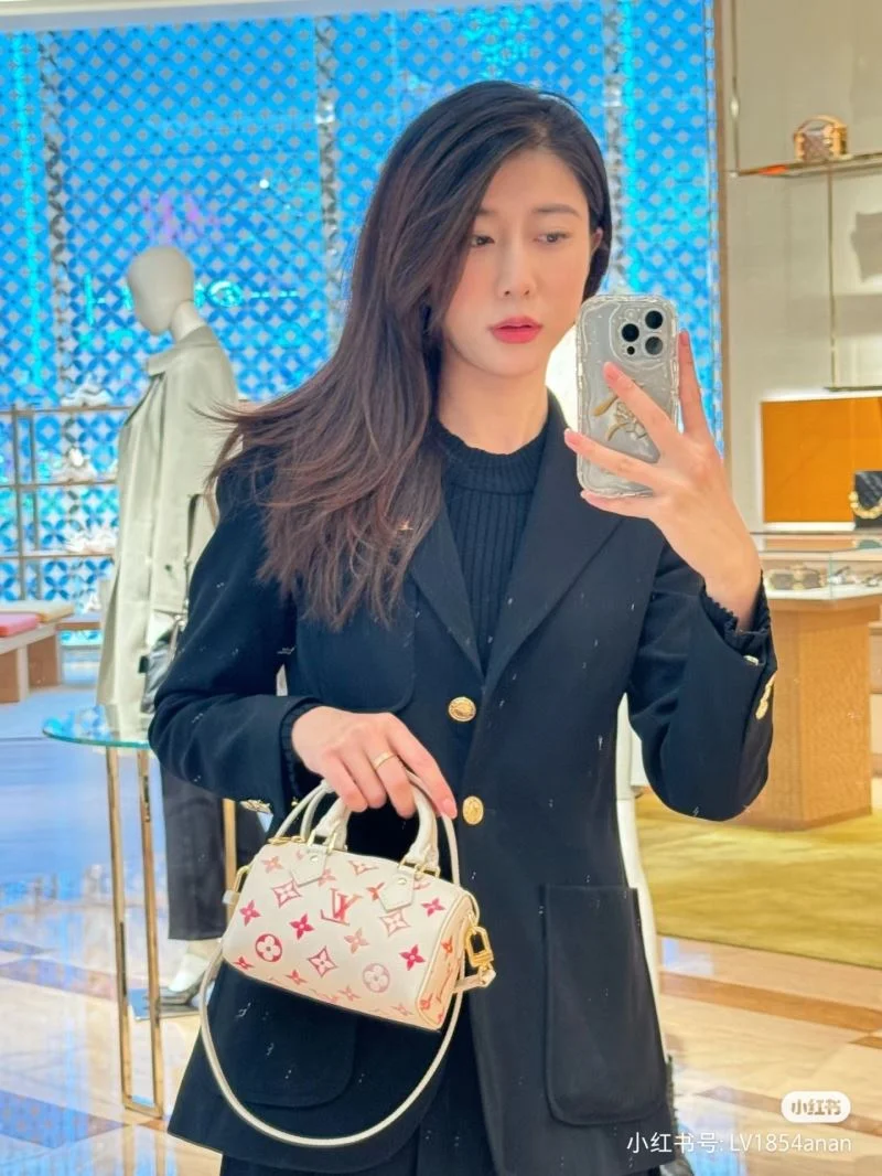 Indistinguishable Louis Vuitton Speedy Bags