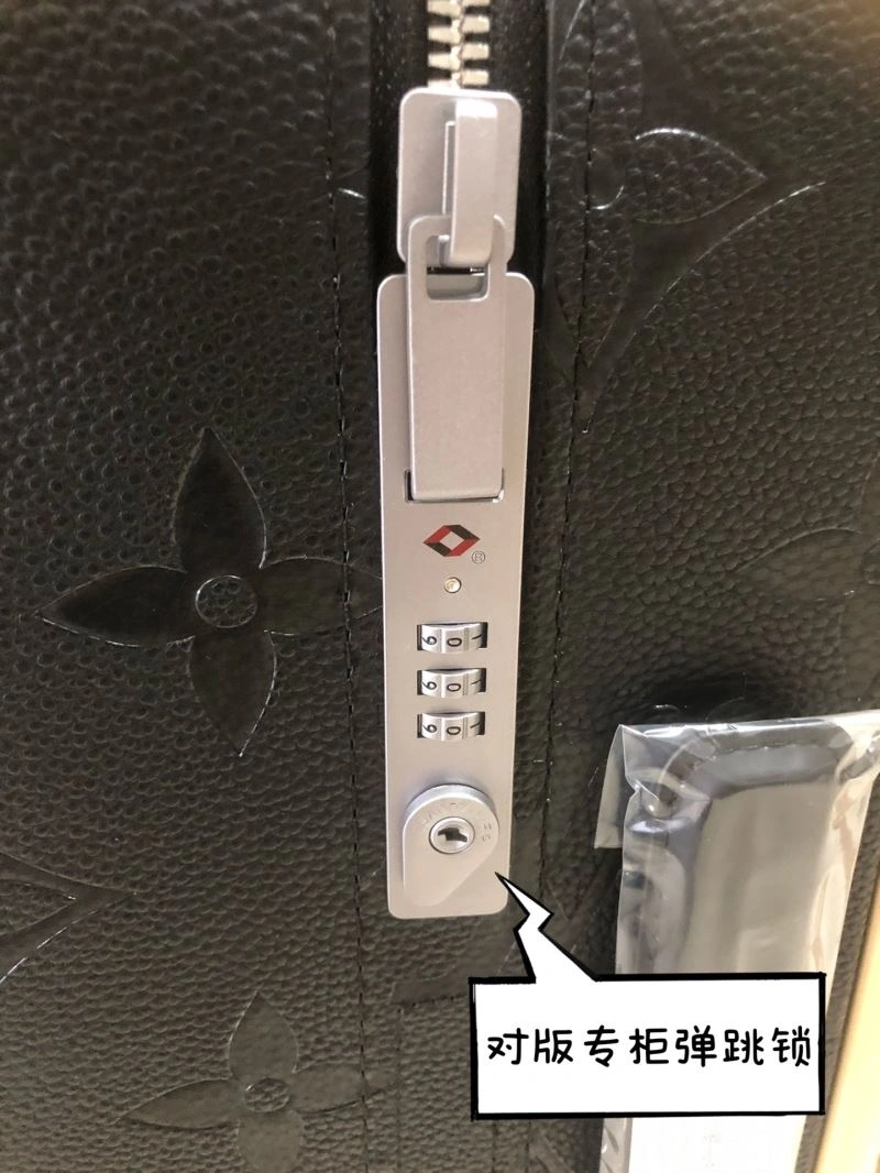 Top match Louis Vuitton Suitcase