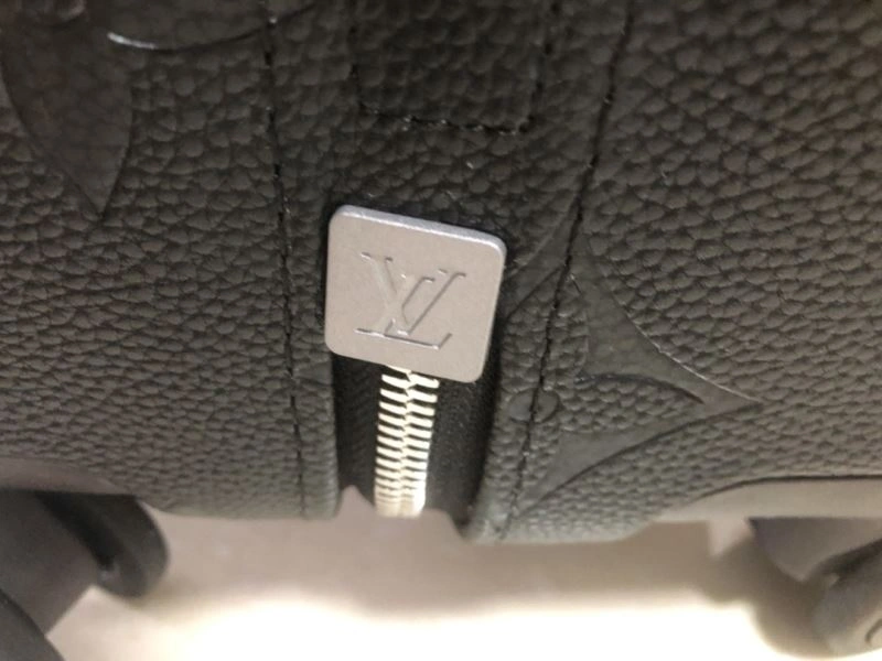 Top match Louis Vuitton Suitcase