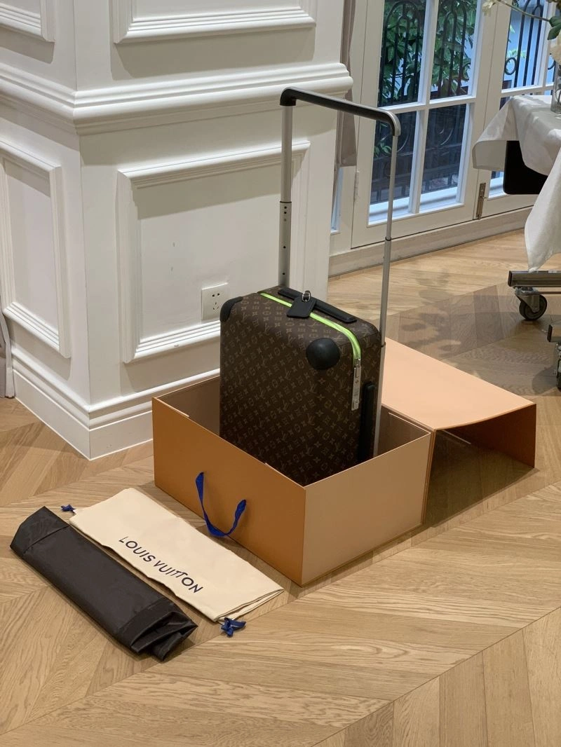 Accurate model Louis Vuitton Suitcase