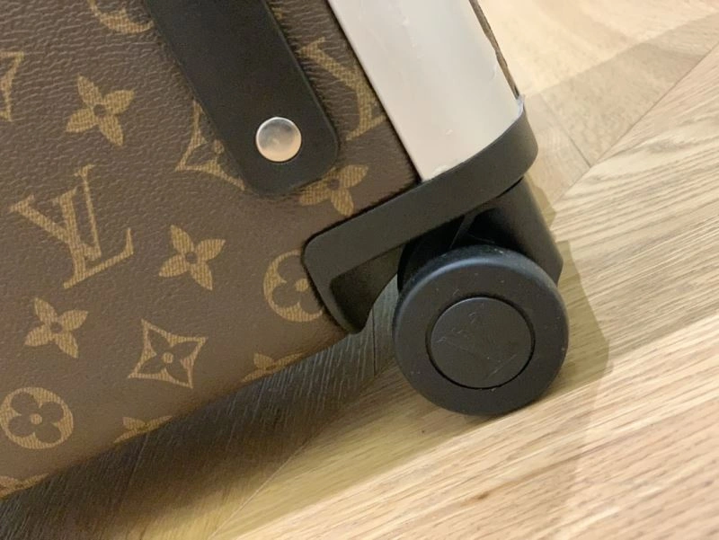 Accurate model Louis Vuitton Suitcase