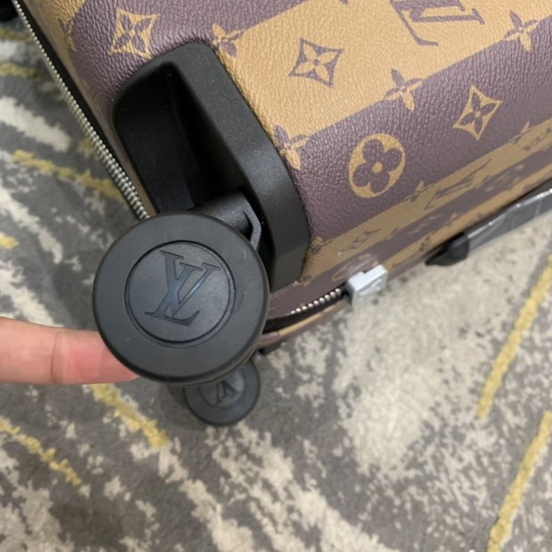 Mirror quality Louis Vuitton Suitcase