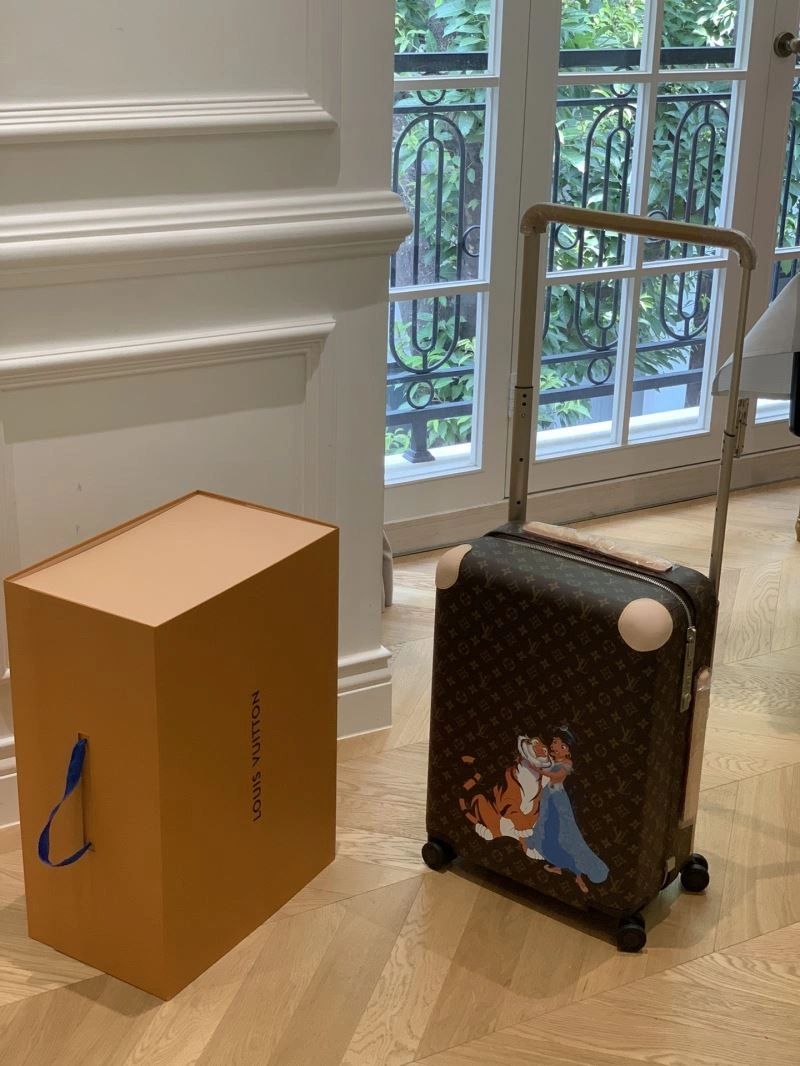 High fidelity Louis Vuitton Suitcase