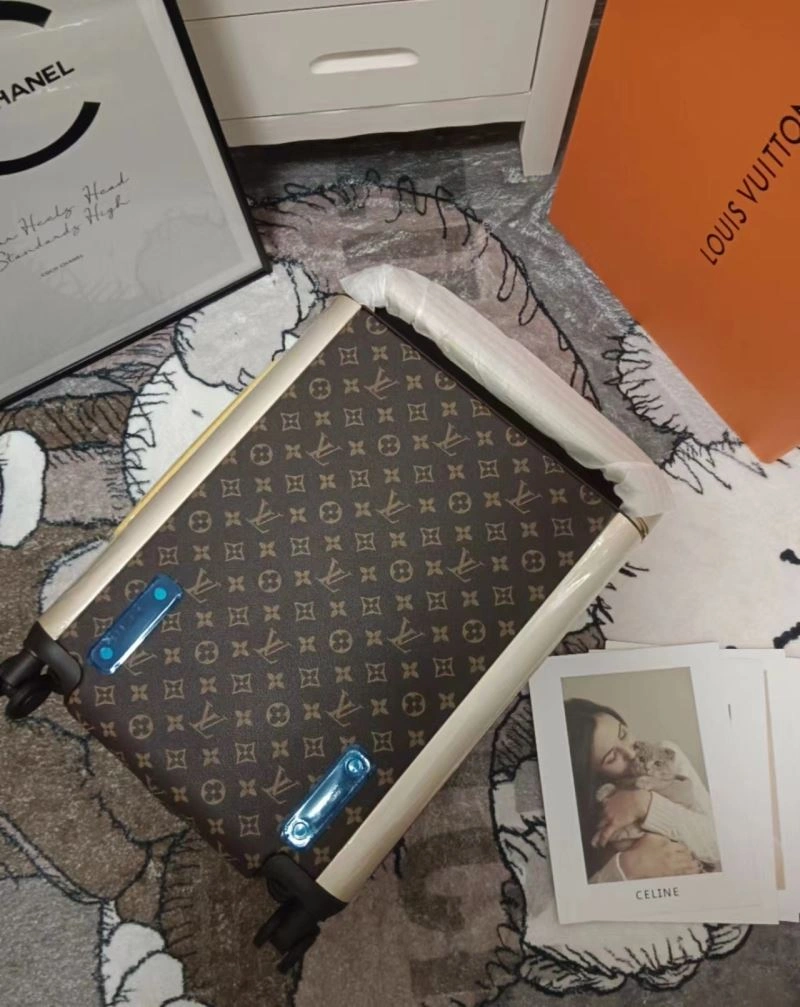 Accurate model Louis Vuitton Suitcase