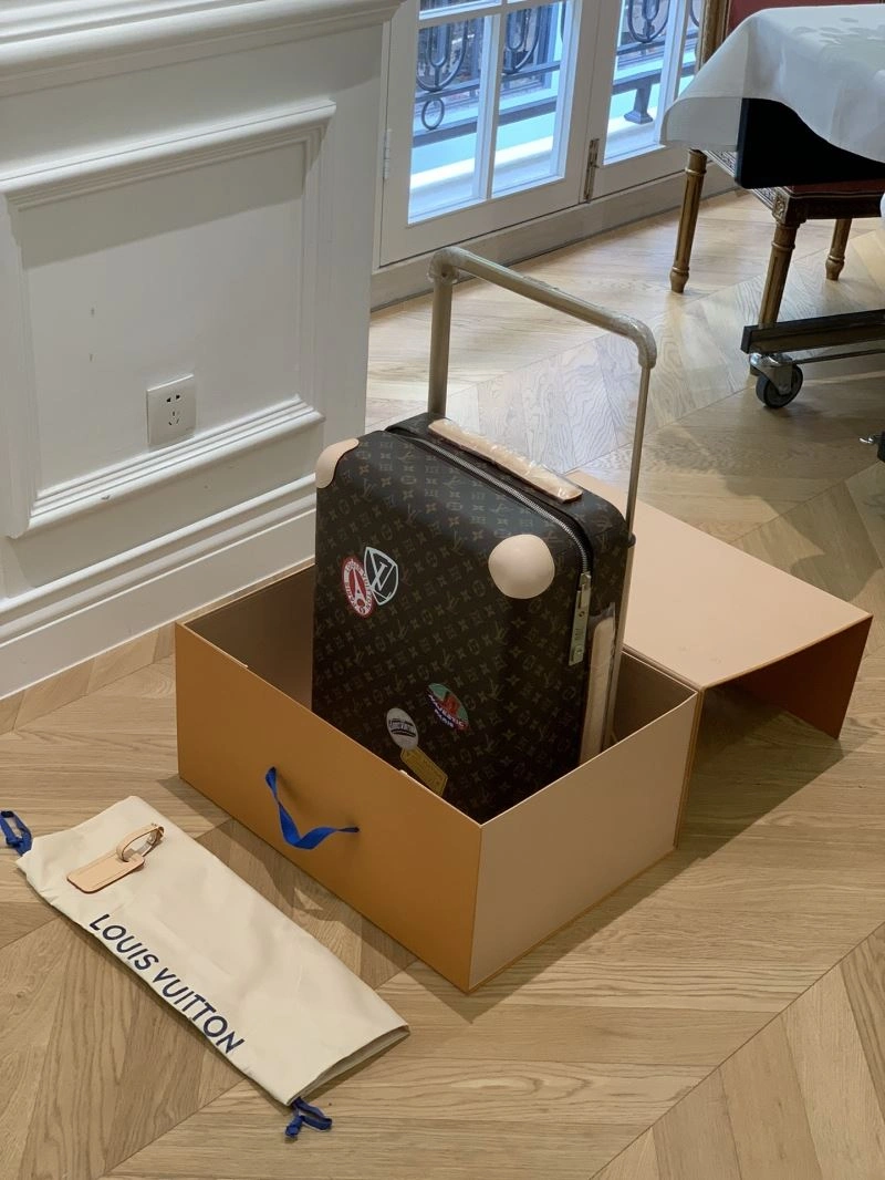 Mirror quality Louis Vuitton Suitcase