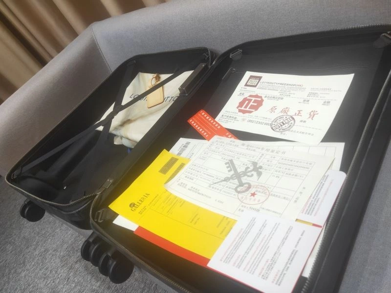 Accurate model Louis Vuitton Suitcase