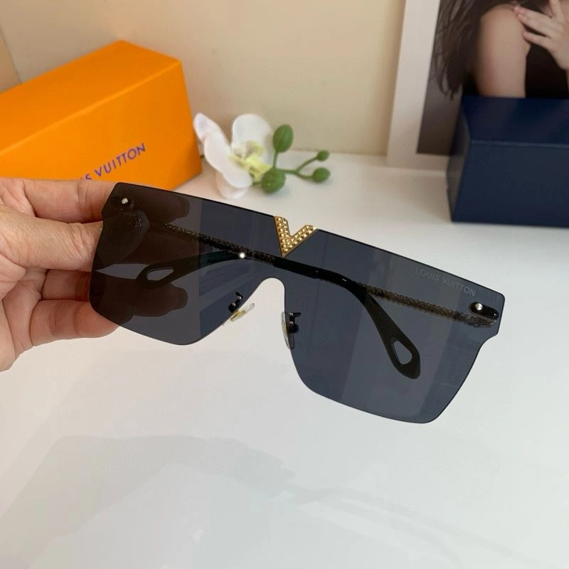 Accurate model Louis Vuitton Sunglasses
