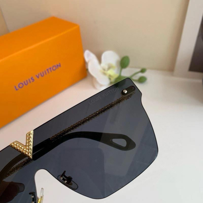 Accurate model Louis Vuitton Sunglasses