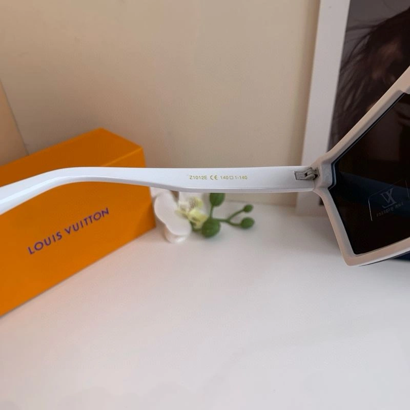 Exact replica Louis Vuitton Sunglasses