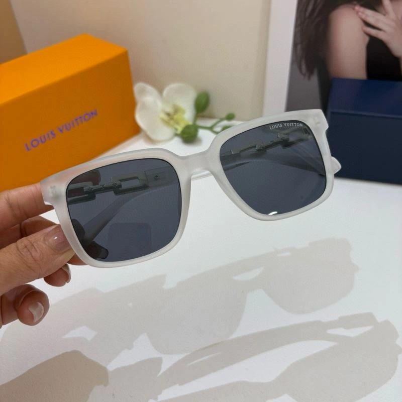 Accurate model Louis Vuitton Sunglasses