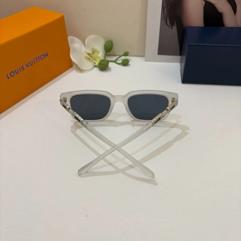 Accurate model Louis Vuitton Sunglasses