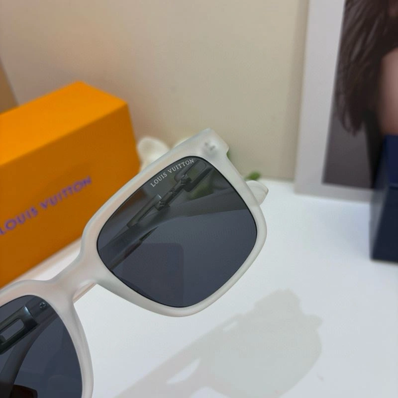 Accurate model Louis Vuitton Sunglasses