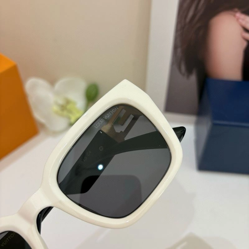 Exact replica Louis Vuitton Sunglasses