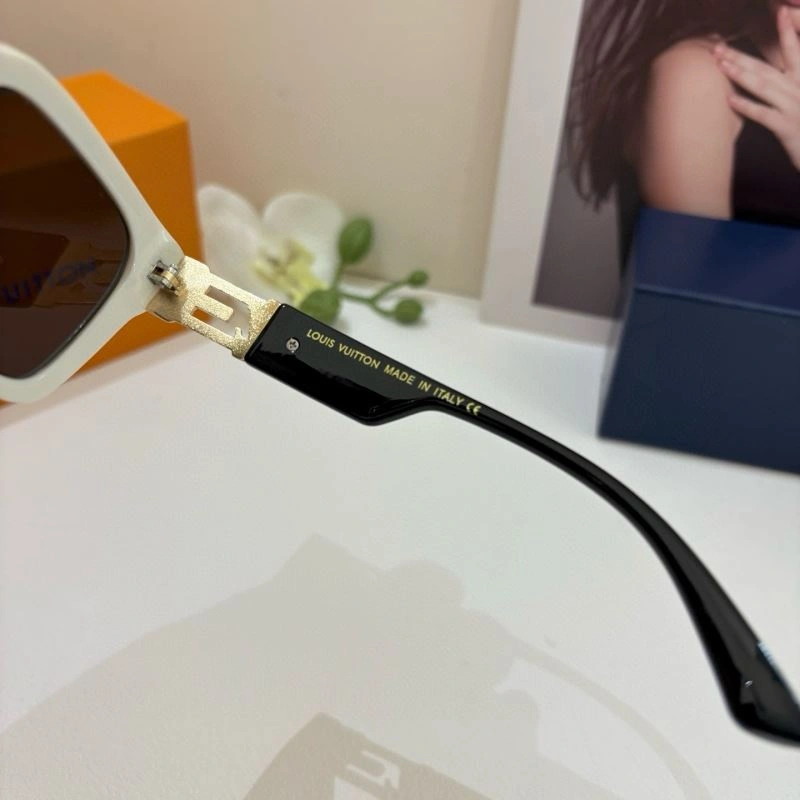 Exact replica Louis Vuitton Sunglasses