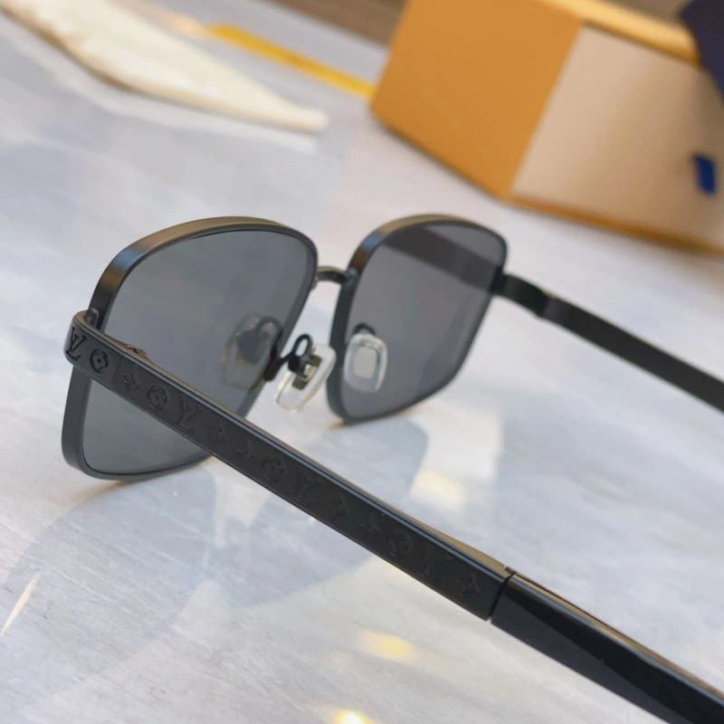 Accurate model Louis Vuitton Sunglasses