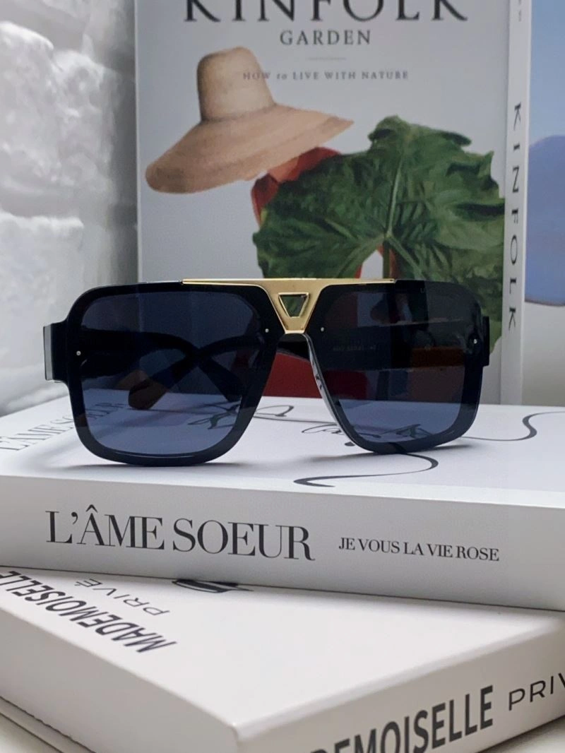 Accurate model Louis Vuitton Sunglasses