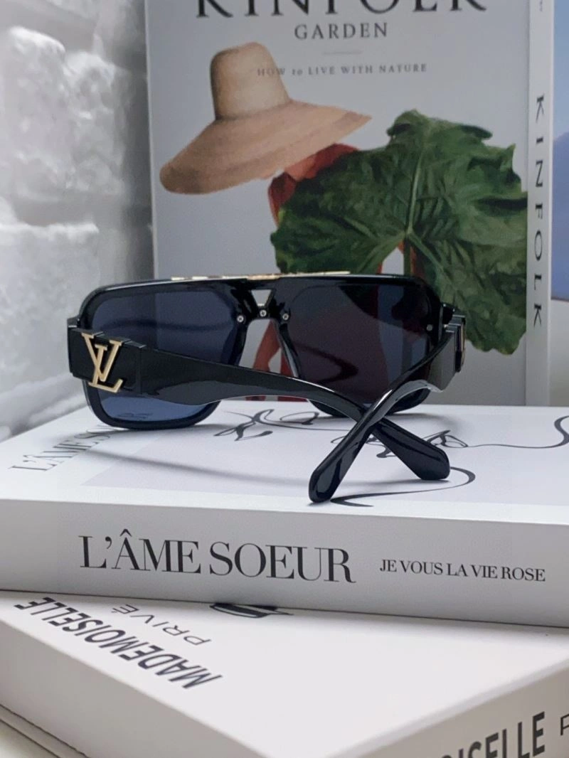 Accurate model Louis Vuitton Sunglasses