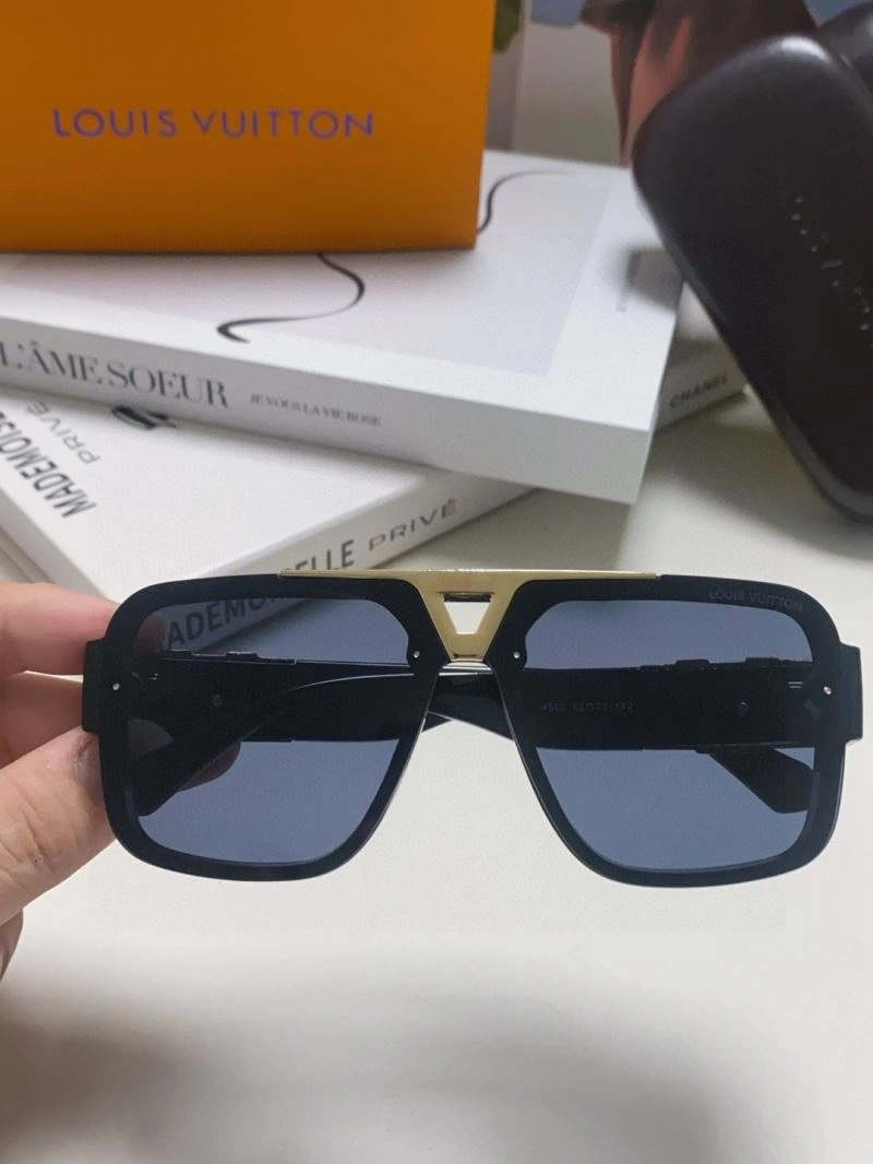 Accurate model Louis Vuitton Sunglasses