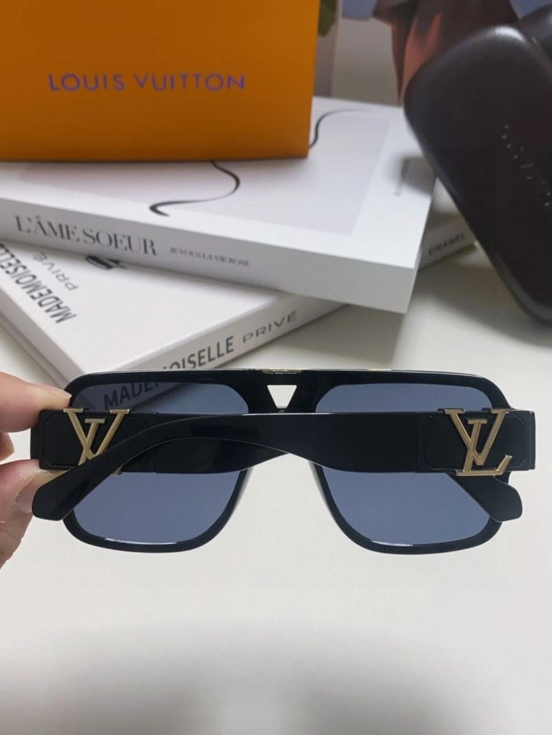 Accurate model Louis Vuitton Sunglasses