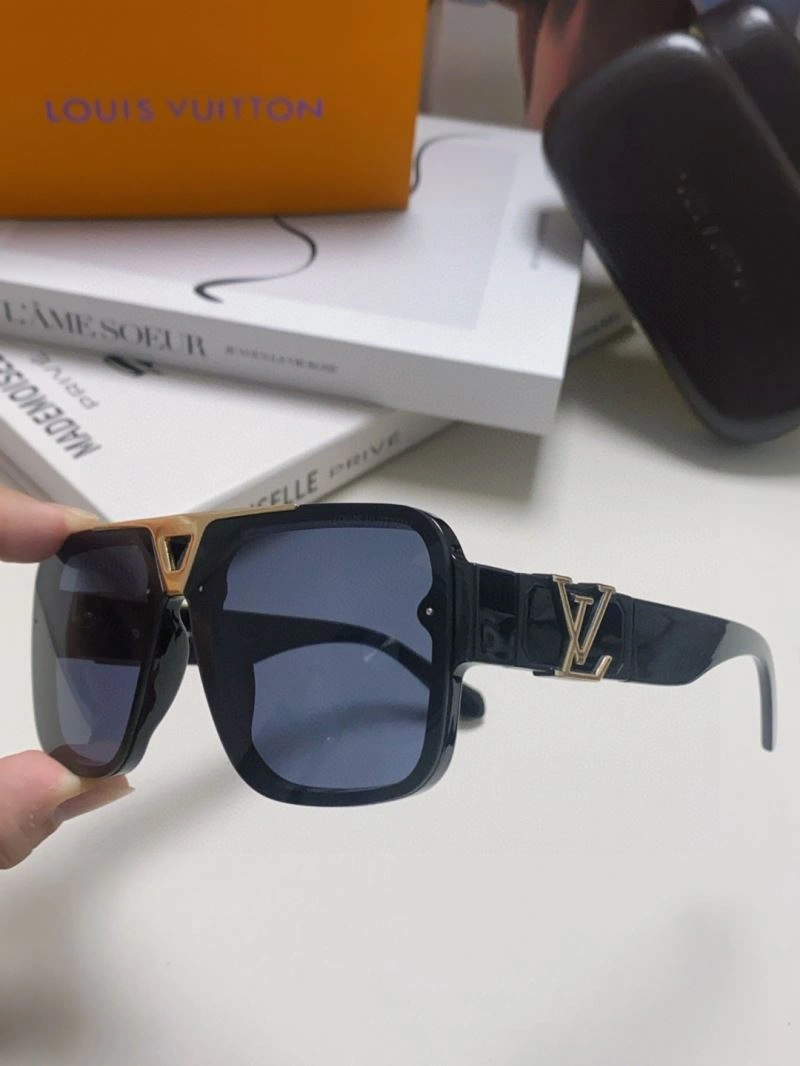 Accurate model Louis Vuitton Sunglasses