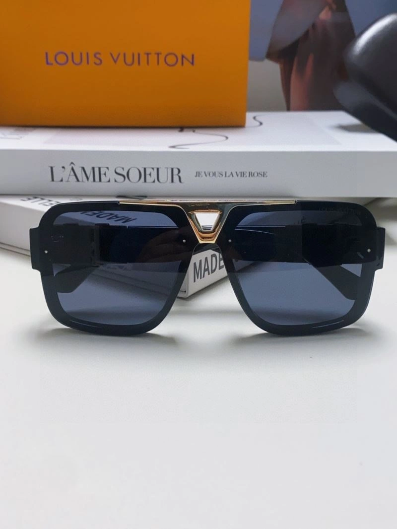 Accurate model Louis Vuitton Sunglasses