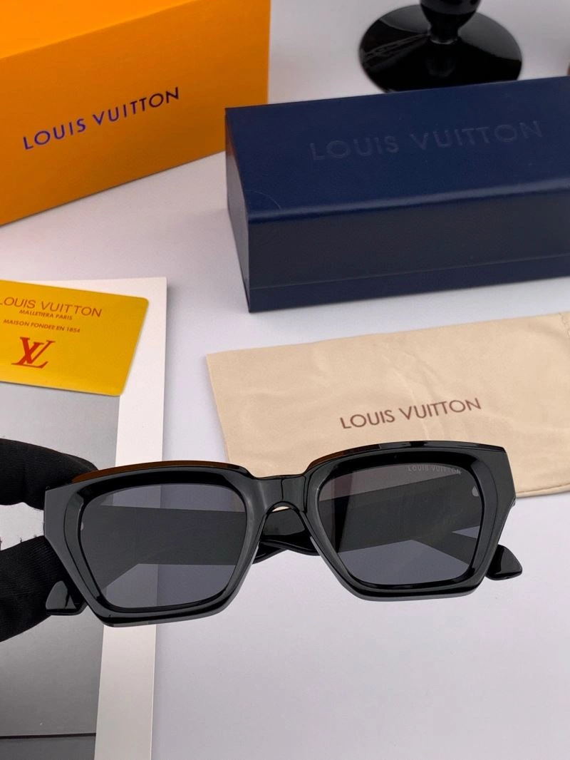 Accurate model Louis Vuitton Sunglasses