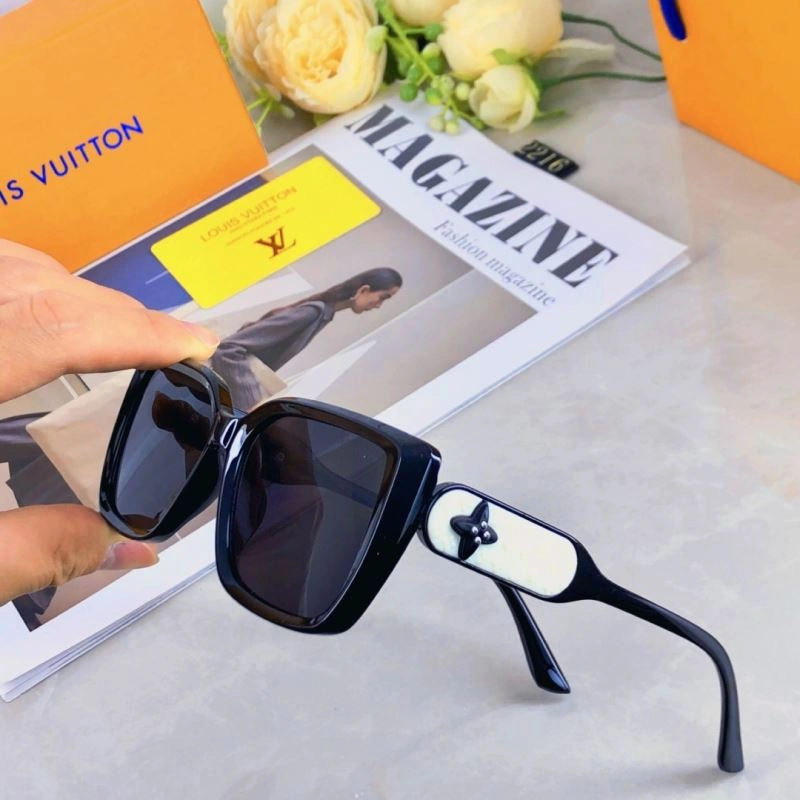 Accurate model Louis Vuitton Sunglasses
