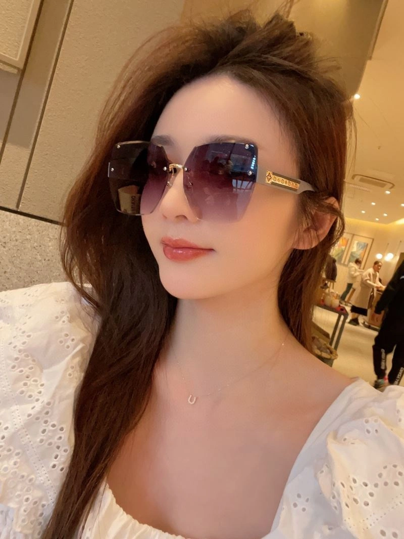 Exact replica Louis Vuitton Sunglasses