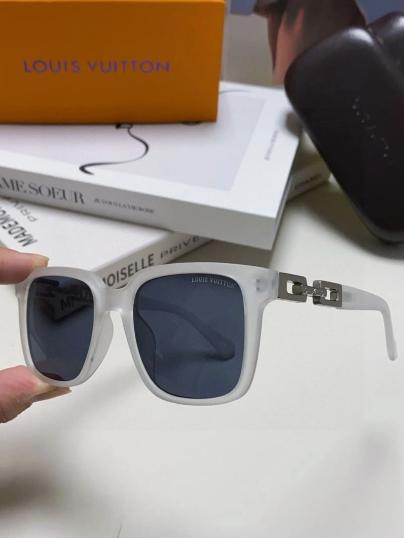 Accurate model Louis Vuitton Sunglasses