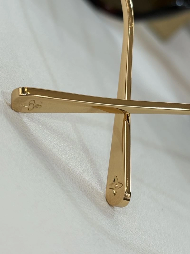Exact replica Louis Vuitton Sunglasses