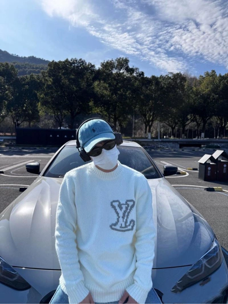 Top mirror Louis Vuitton Sweaters