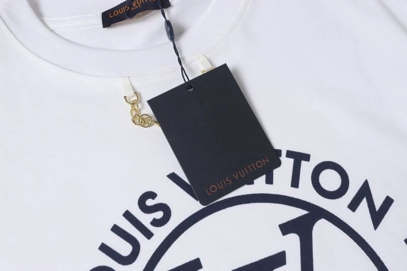 Accurate model Louis Vuitton T-Shirts