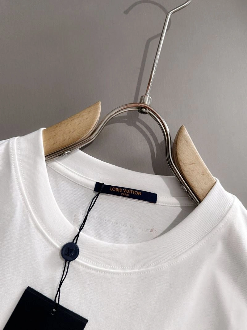 Accurate model Louis Vuitton T-Shirts