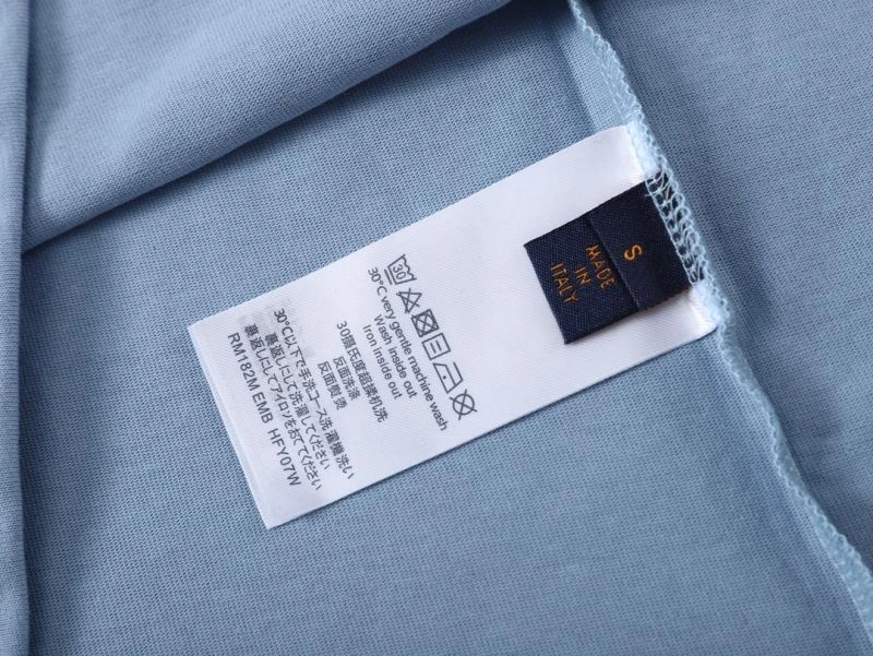 Accurate model Louis Vuitton T-Shirts