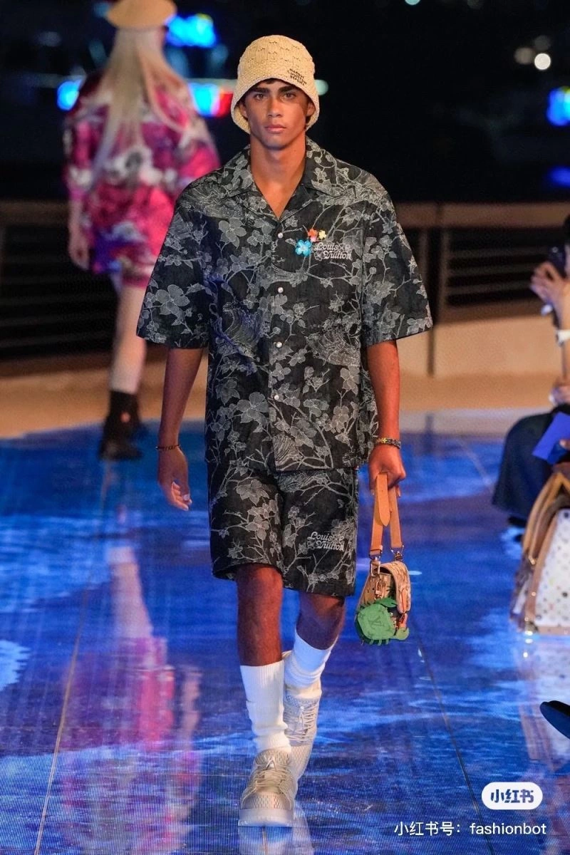 Bargain Louis Vuitton T-Shirts