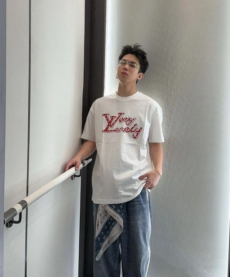 Accurate model Louis Vuitton T-Shirts
