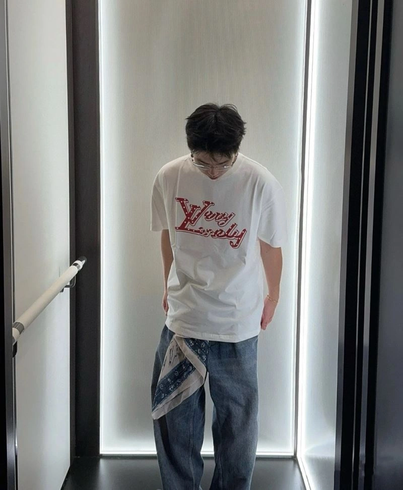 Accurate model Louis Vuitton T-Shirts