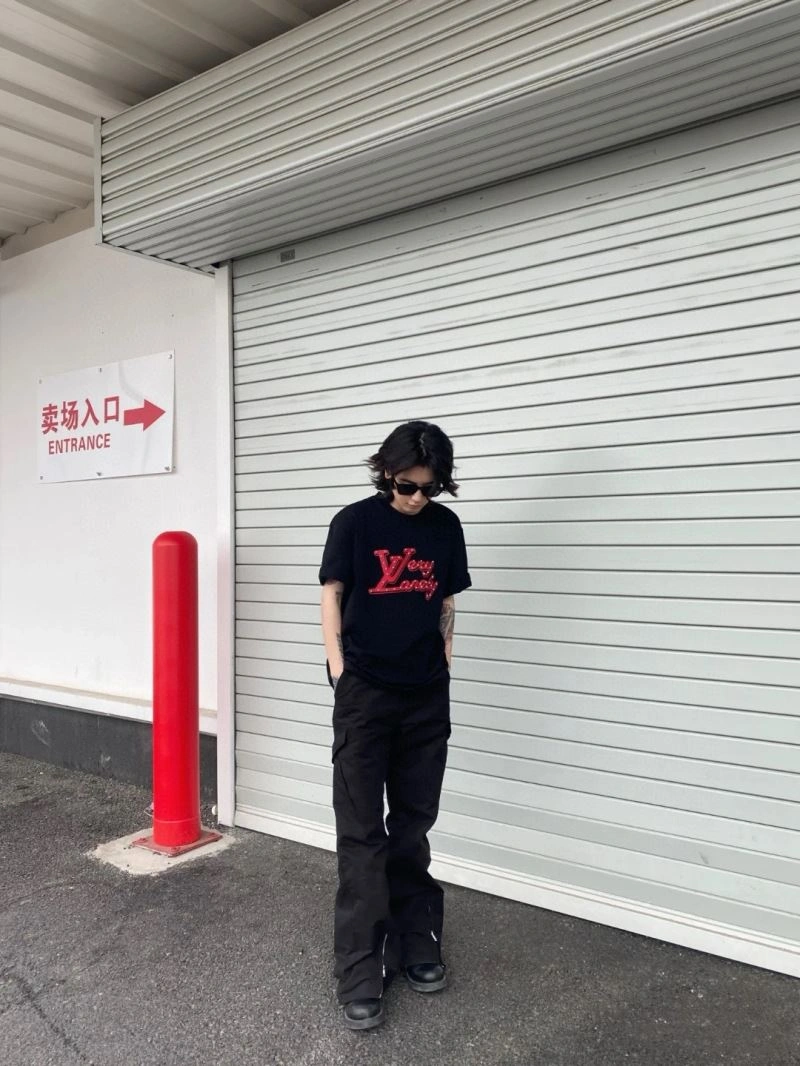 Accurate model Louis Vuitton T-Shirts