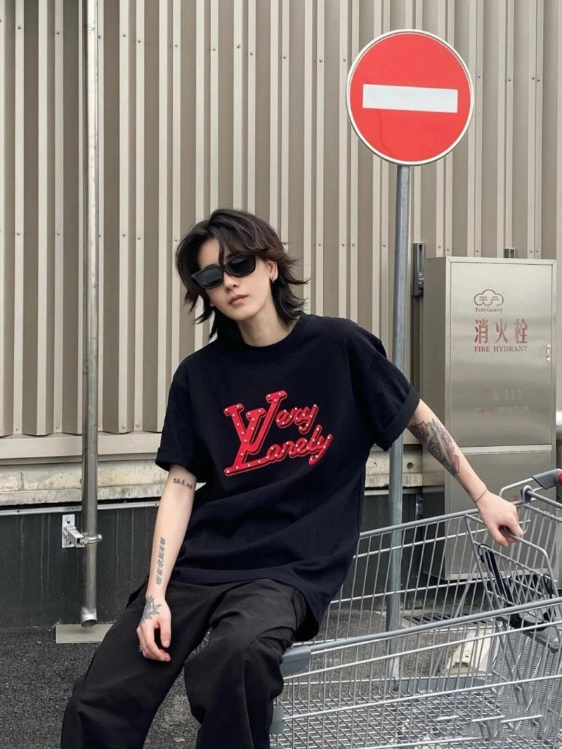 Accurate model Louis Vuitton T-Shirts