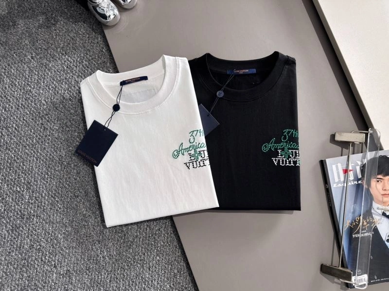 Accurate model Louis Vuitton T-Shirts