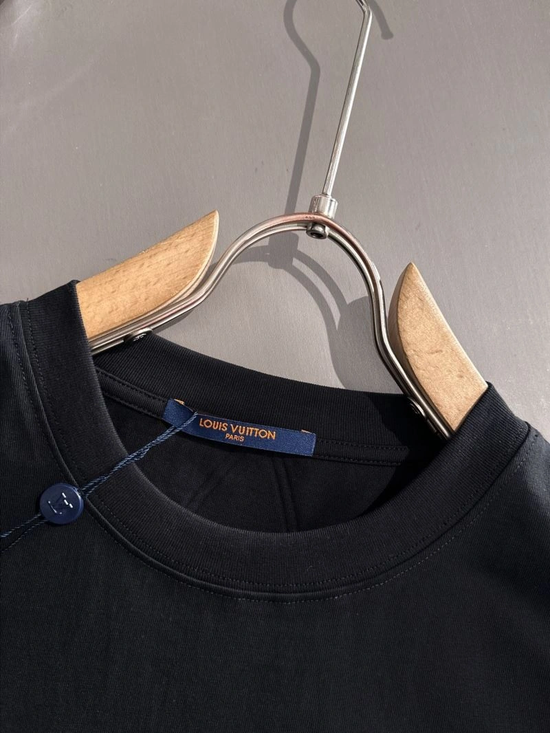 Accurate model Louis Vuitton T-Shirts