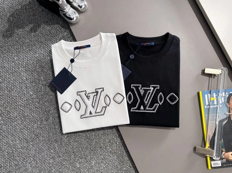Accurate model Louis Vuitton T-Shirts