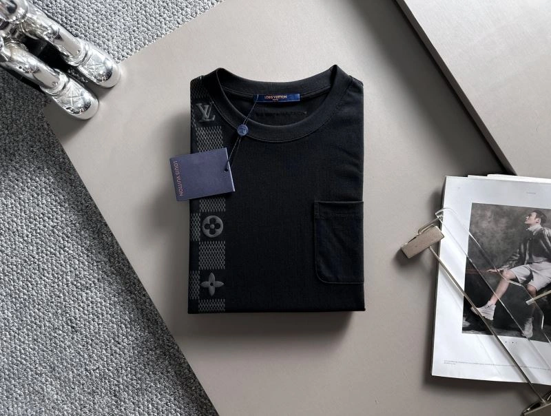 Accurate model Louis Vuitton T-Shirts