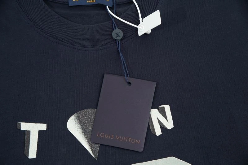 Accurate model Louis Vuitton T-Shirts