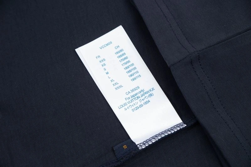 Accurate model Louis Vuitton T-Shirts