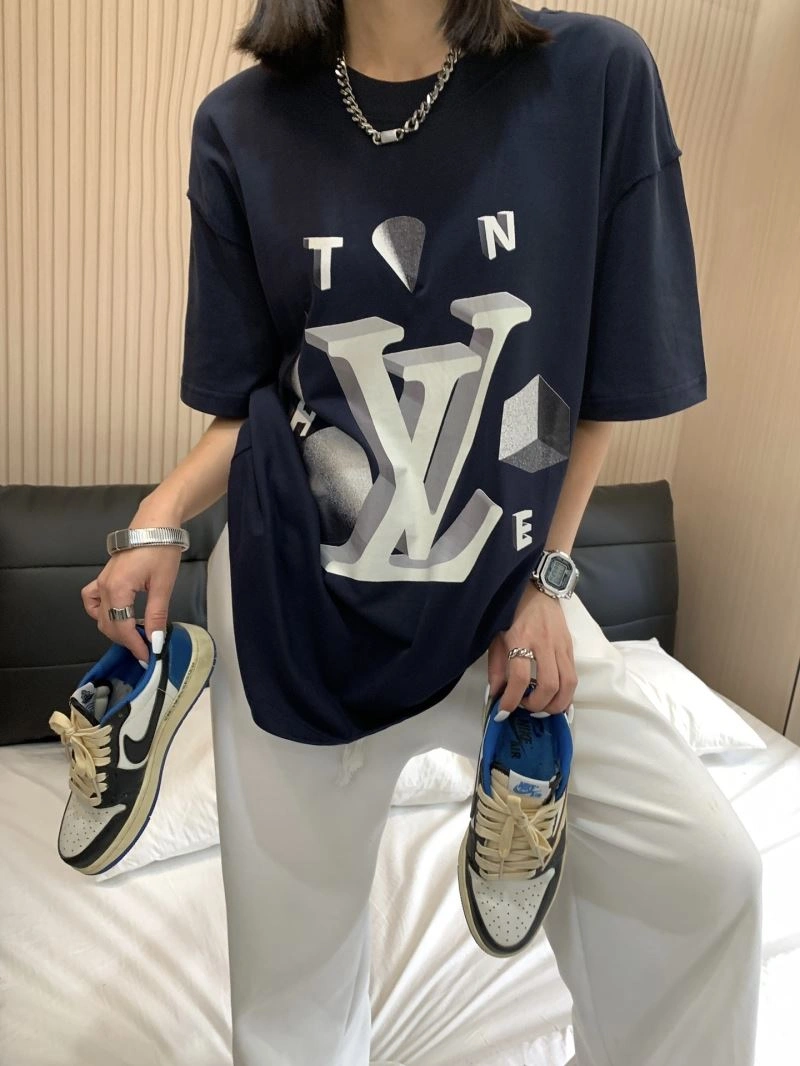 Accurate model Louis Vuitton T-Shirts