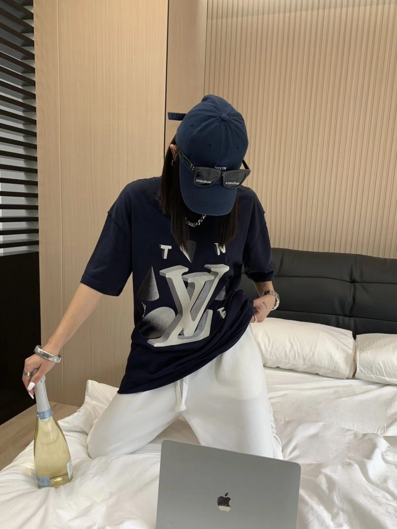 Accurate model Louis Vuitton T-Shirts